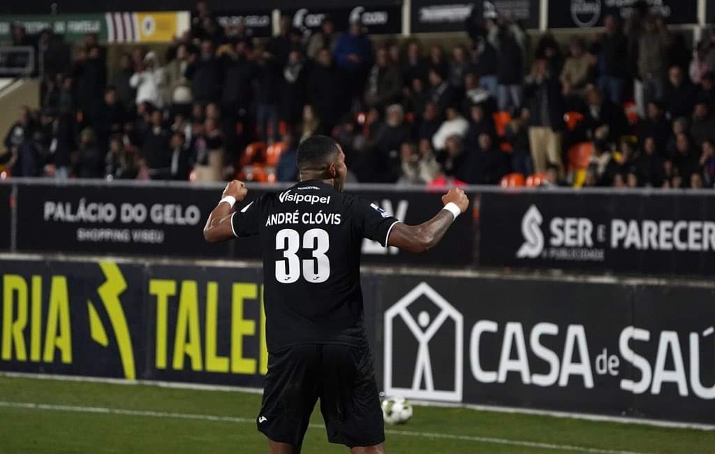 Bis de André Clóvis deu vitória ao Académico de Viseu sobre o Benfica B