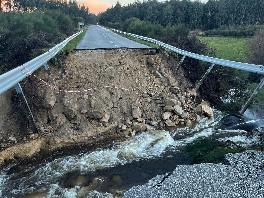 Mau tempo abre buraco e provoca queda de carrinha na estrada entre ...