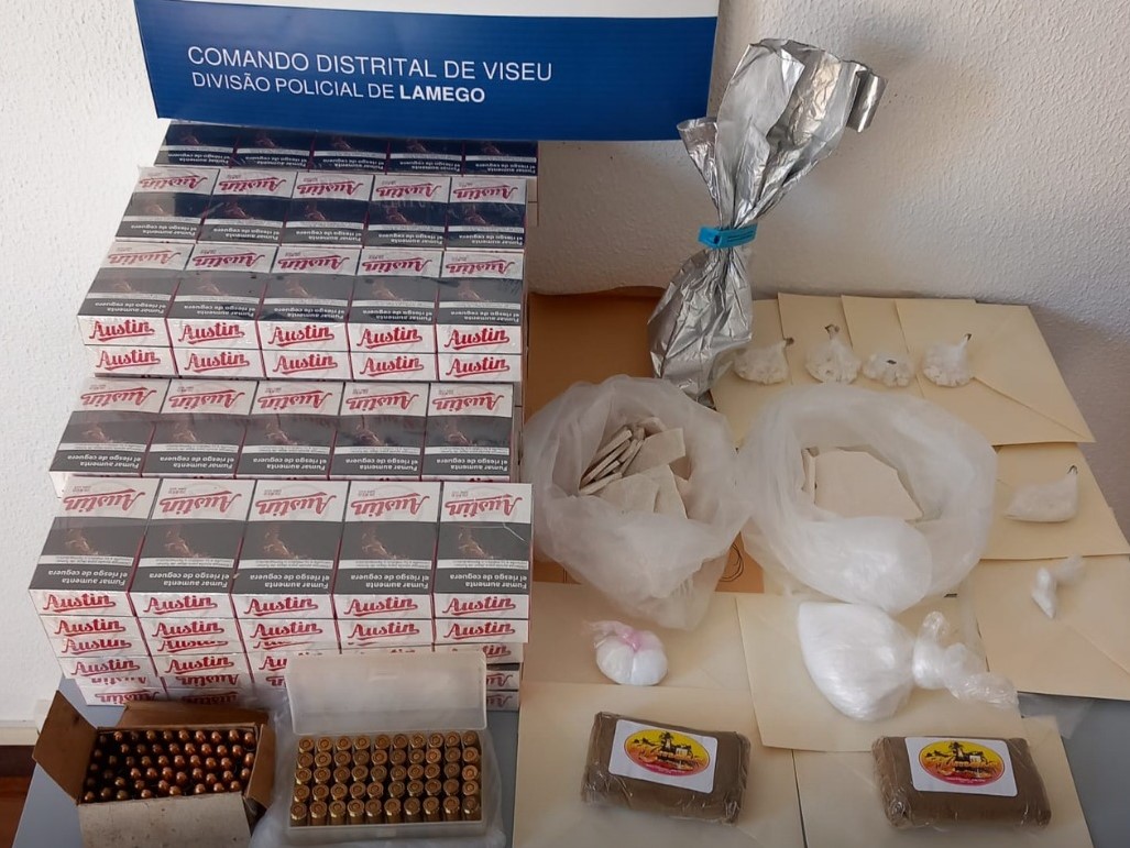 Mala abandonada com munições, 1400 doses de droga e tabaco