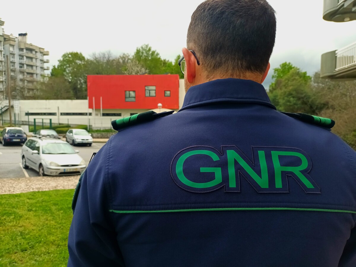 GNR detém 11 membros de rede que vendia droga junto a escolas no norte ...